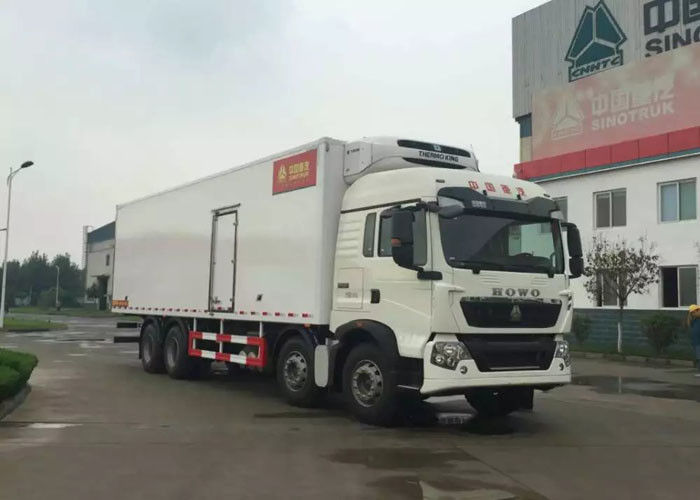 8×4 Refrigerated Trucks And Vans SINOTRUK HOWO 40 Ton For Carrying ...
